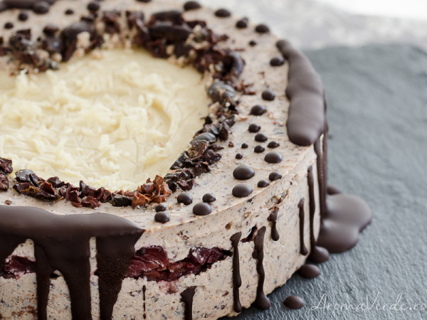 Tort raw vegan cu straciatella și ciocolată albă - AromaVerde.ro